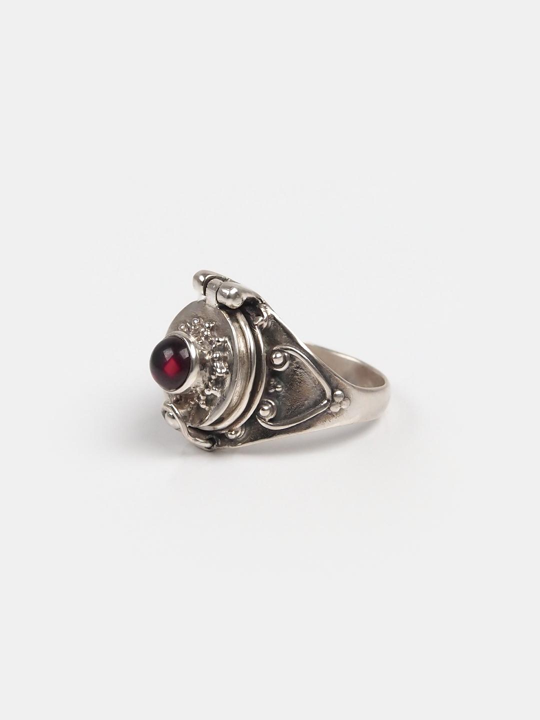 Granat: proprietăți și semnificații ale pietrei pasiunii - Metaphora